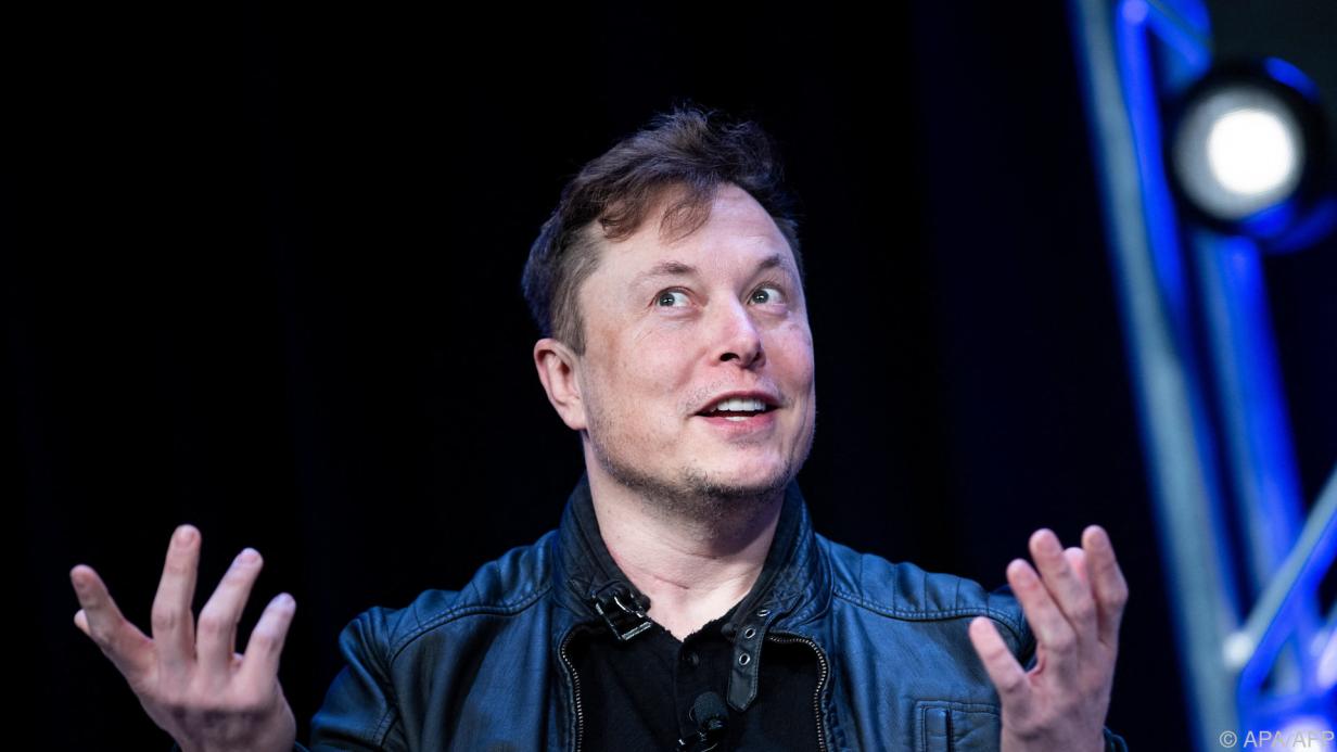 Elon Musk feiert Halloween in rumänischem Dracula-Schloss Elon Musk feiert Halloween in rumänischem Dracula-Schloss