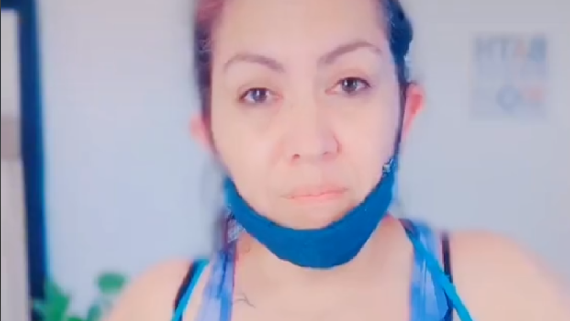 Diese Frau zeigt mit einem BH, wie man Mundschutz richtig trägt Diese Frau zeigt mit einem BH, wie man Mundschutz richtig trägt